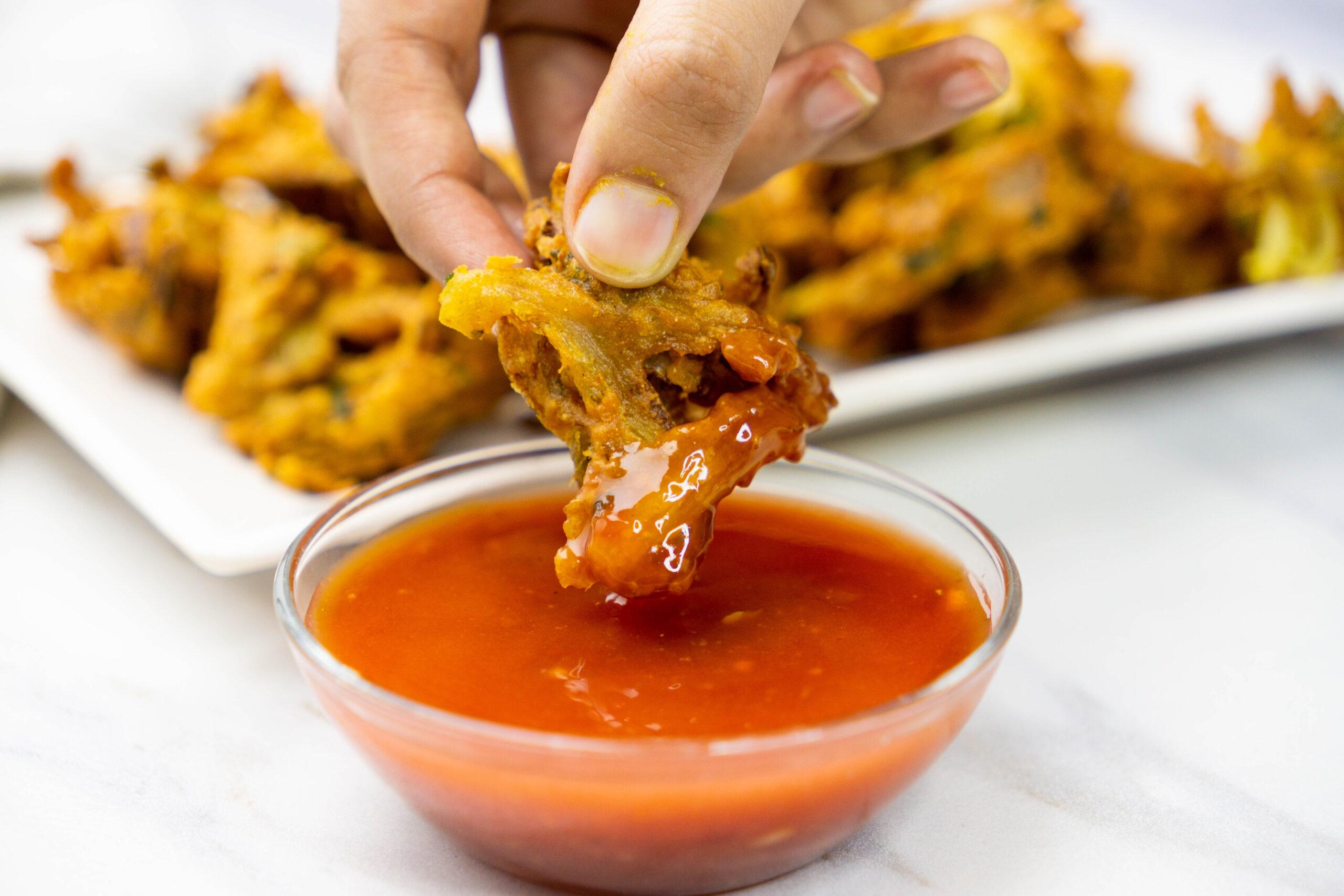 Super Crispy Onion Pakoras (Video) - Tapas and Tidbits